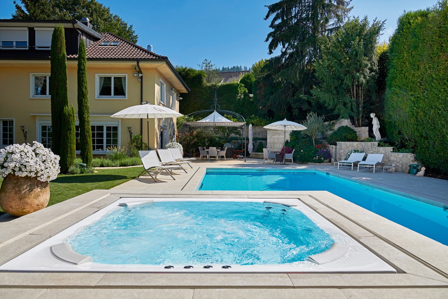 Mit Swimming-Pool: Ein Ort zum Wohlfühlen - schwimmbad.de