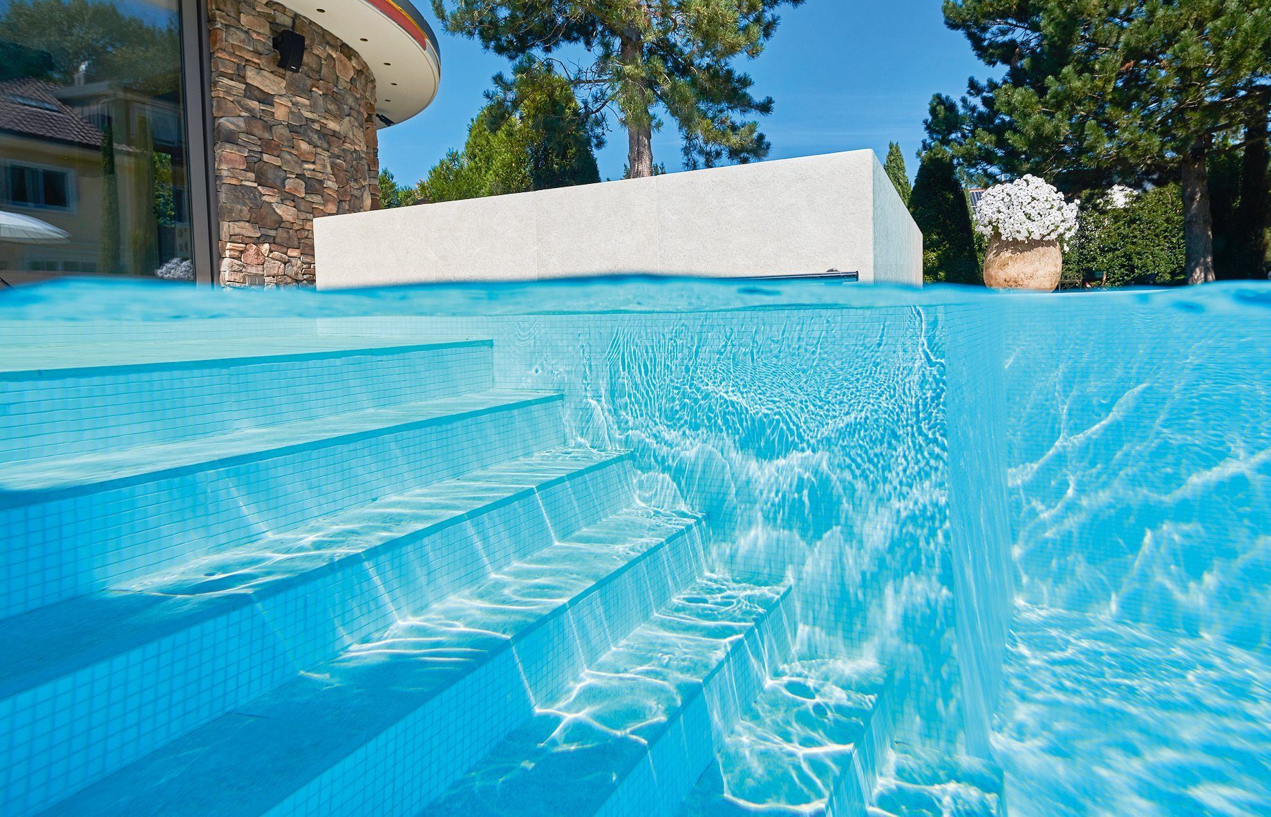 Mit Swimming-Pool: Ein Ort zum Wohlfühlen - schwimmbad.de